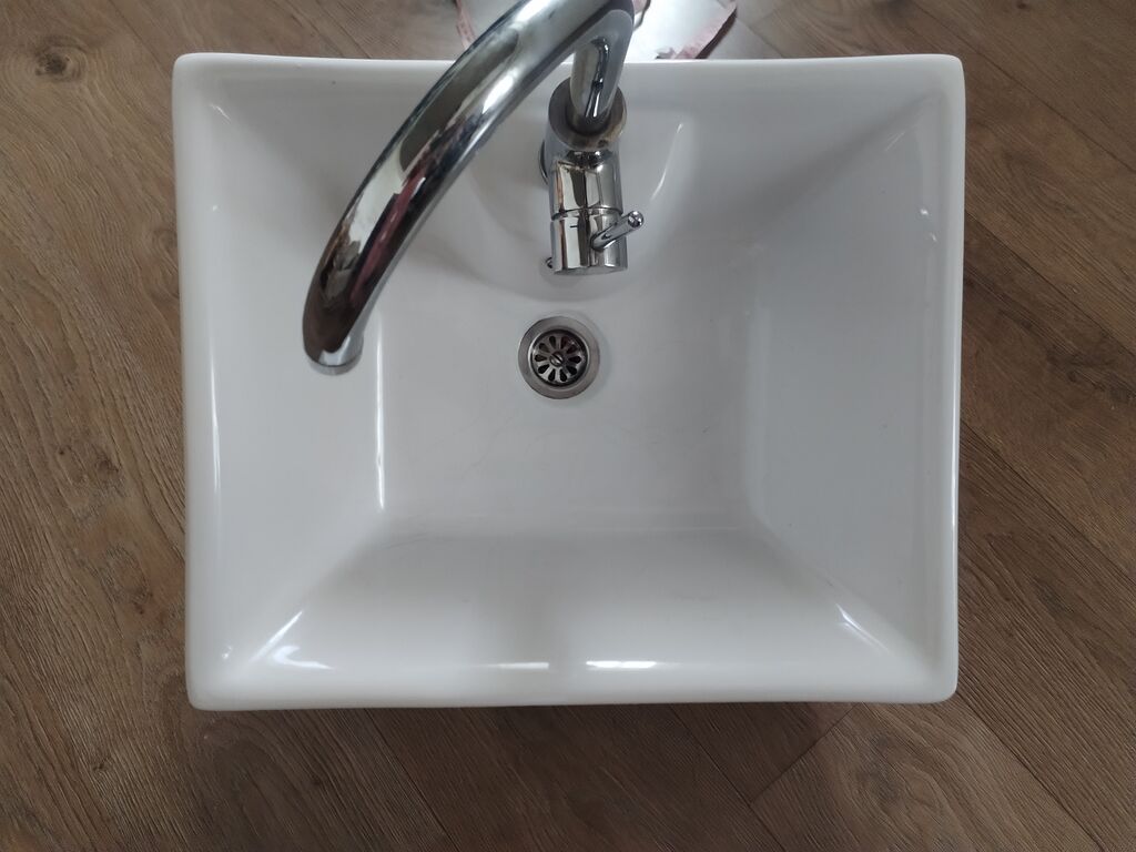 Lavabo sa cesmom izgreban unutra (uslikano