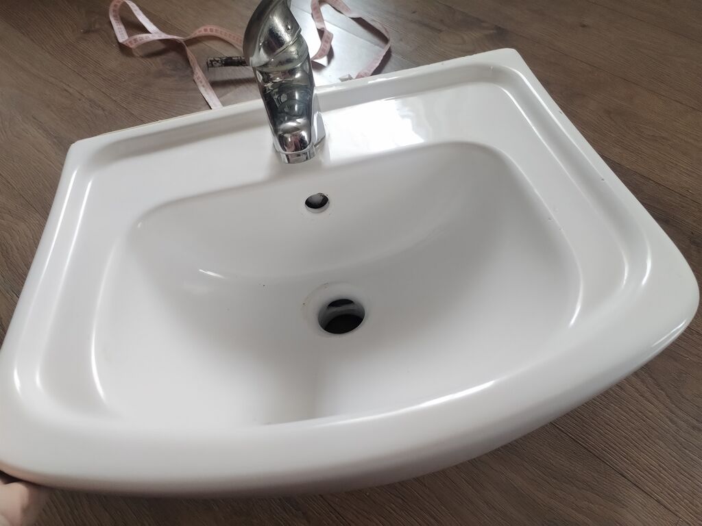 Lavabo sa cesmom, napred mal ostecen