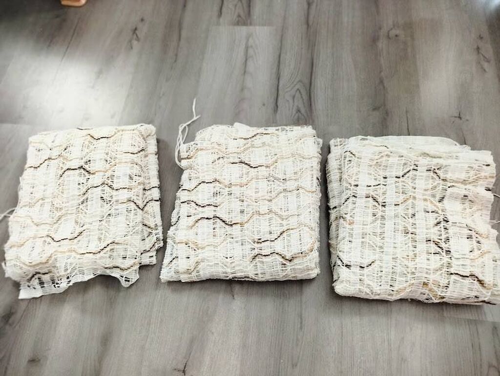 Ocuvan komplet od tri zavese. Kombinacija bele,bez i braon konca