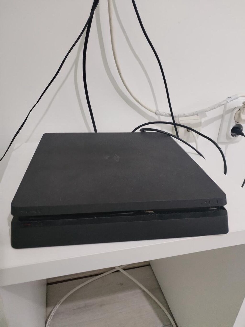 Na prodaju playstation 4 slim 1tb dobija se kablovi za povezivanje,1