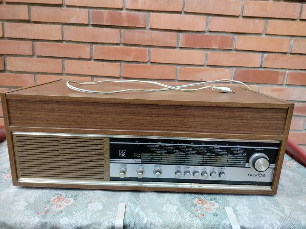 Stari radio gramofon Savica.Prodaje se kao neispravan,nema iglu za