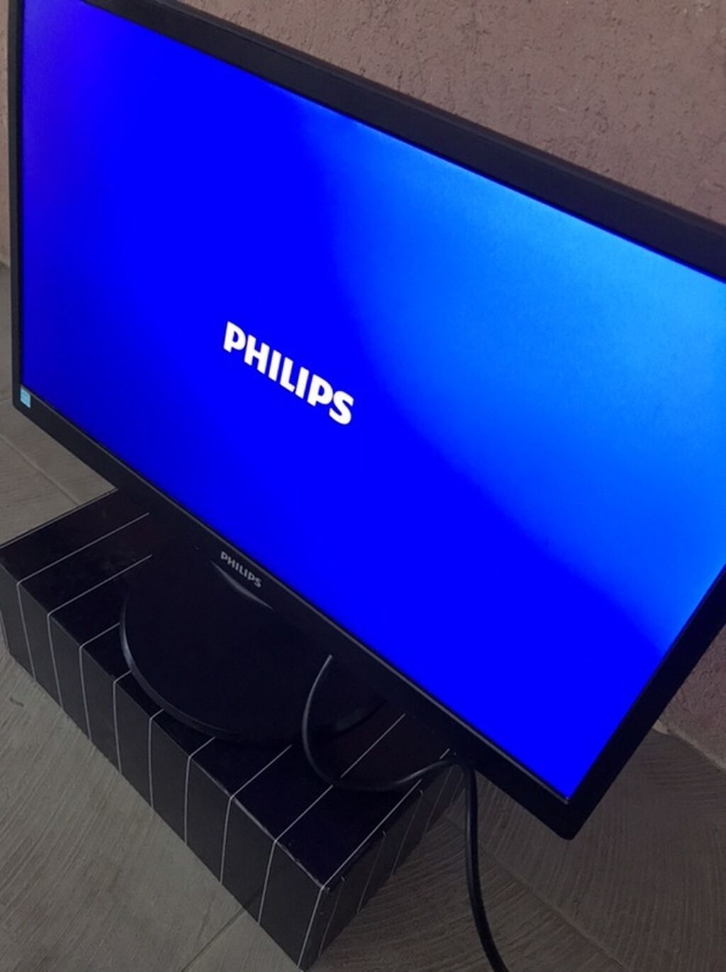 Philips LCD monitor, dijagonala oko 22” (serija s tankim ramom). -