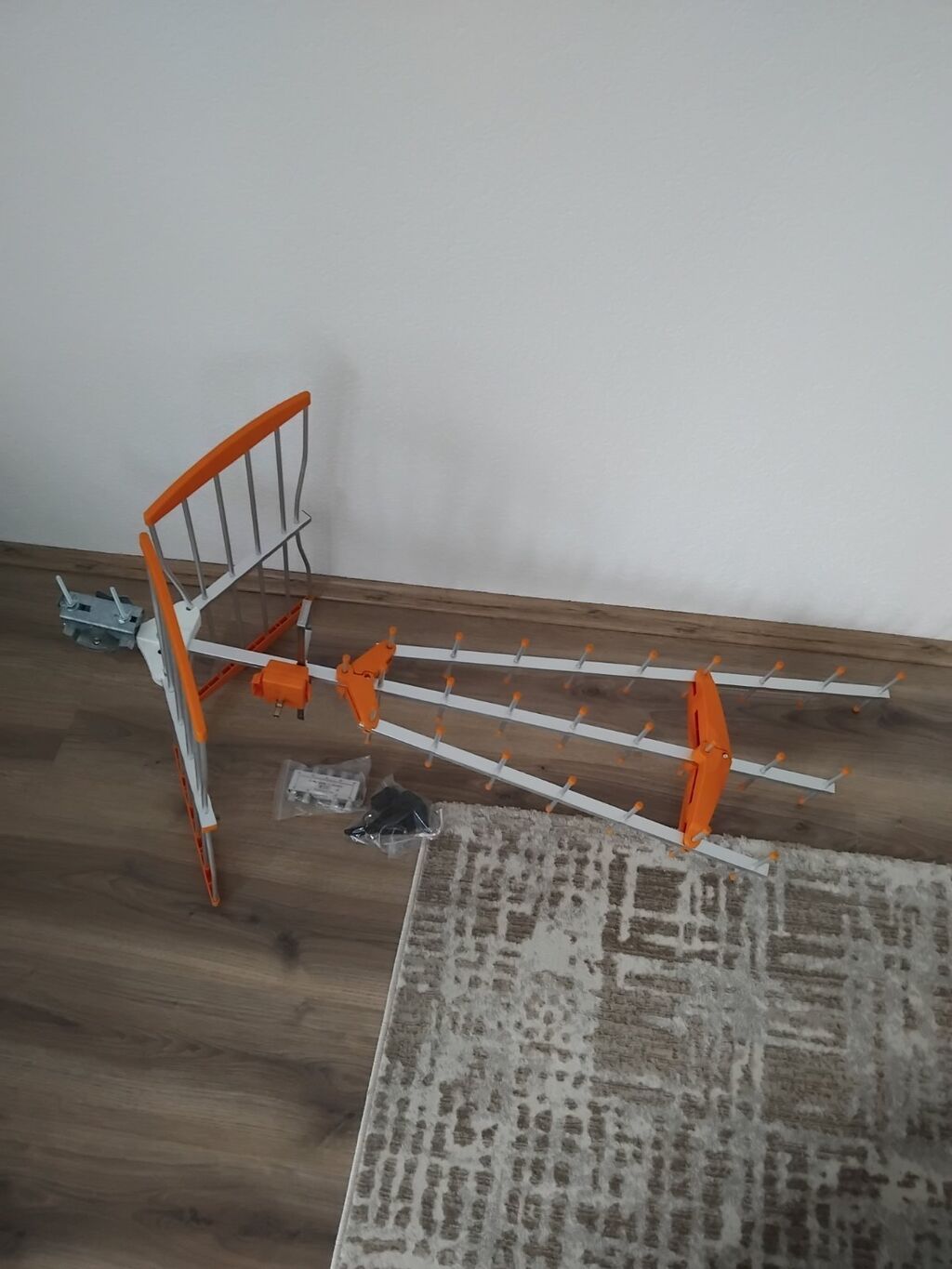 Spoljna UHF/VHF TV antena sa pojačalom i nosačem Opis: -