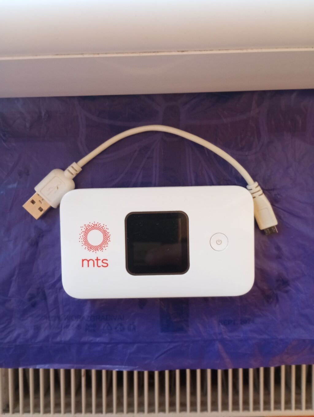 Huawei mobilni Wi‑Fi ruter (MTS brendiranje) sa priloženim USB kablom