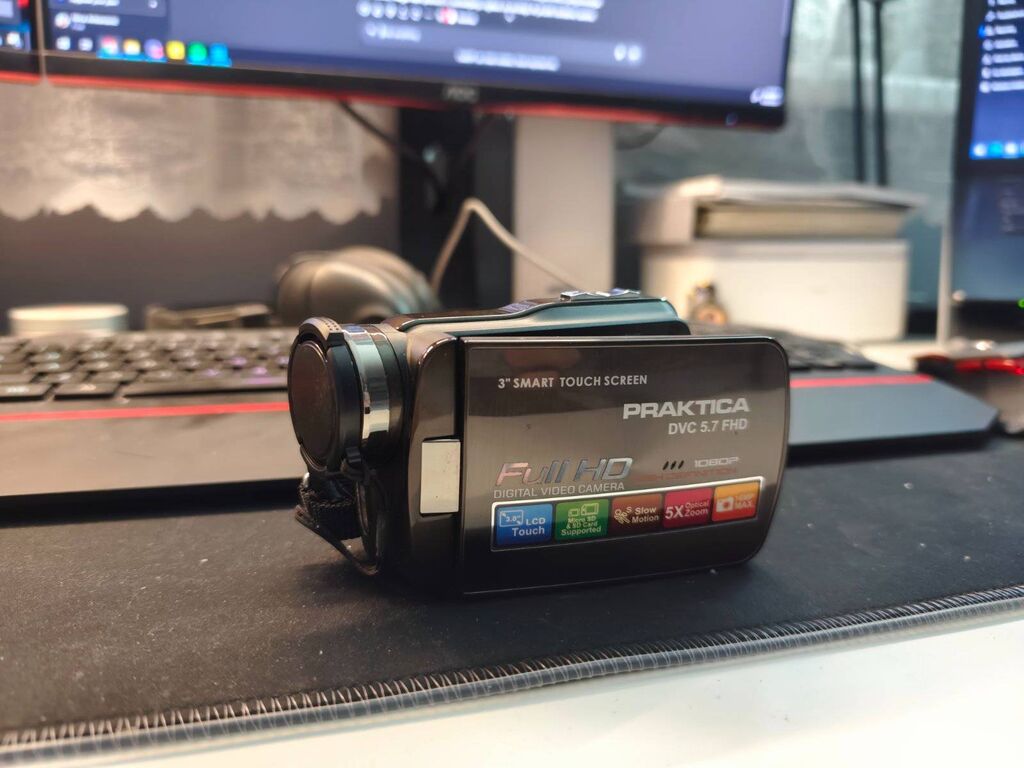 Prodajem kameru PRAKTICA DVC 5.7 Kamera je maltene nova, upaljena je