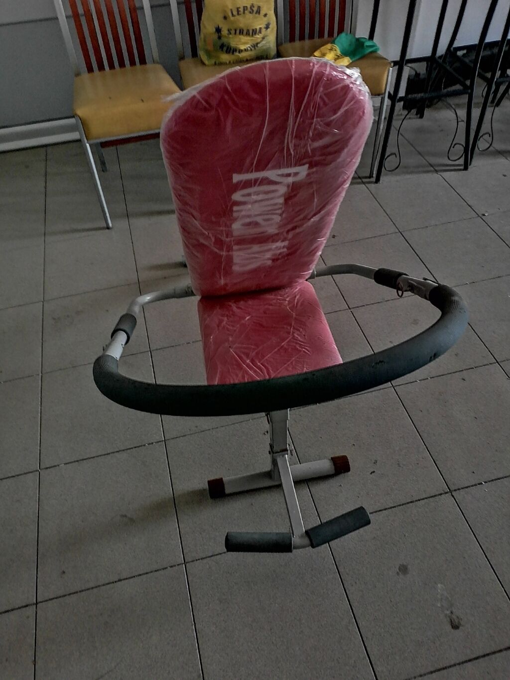 Klupa za trbušnjake "Power Abs" u crvenoj boji, dizajnirana za