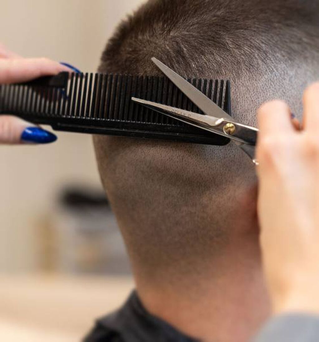 Muško šišanje i grooming usluga - Precizno šišanje mašinicom i