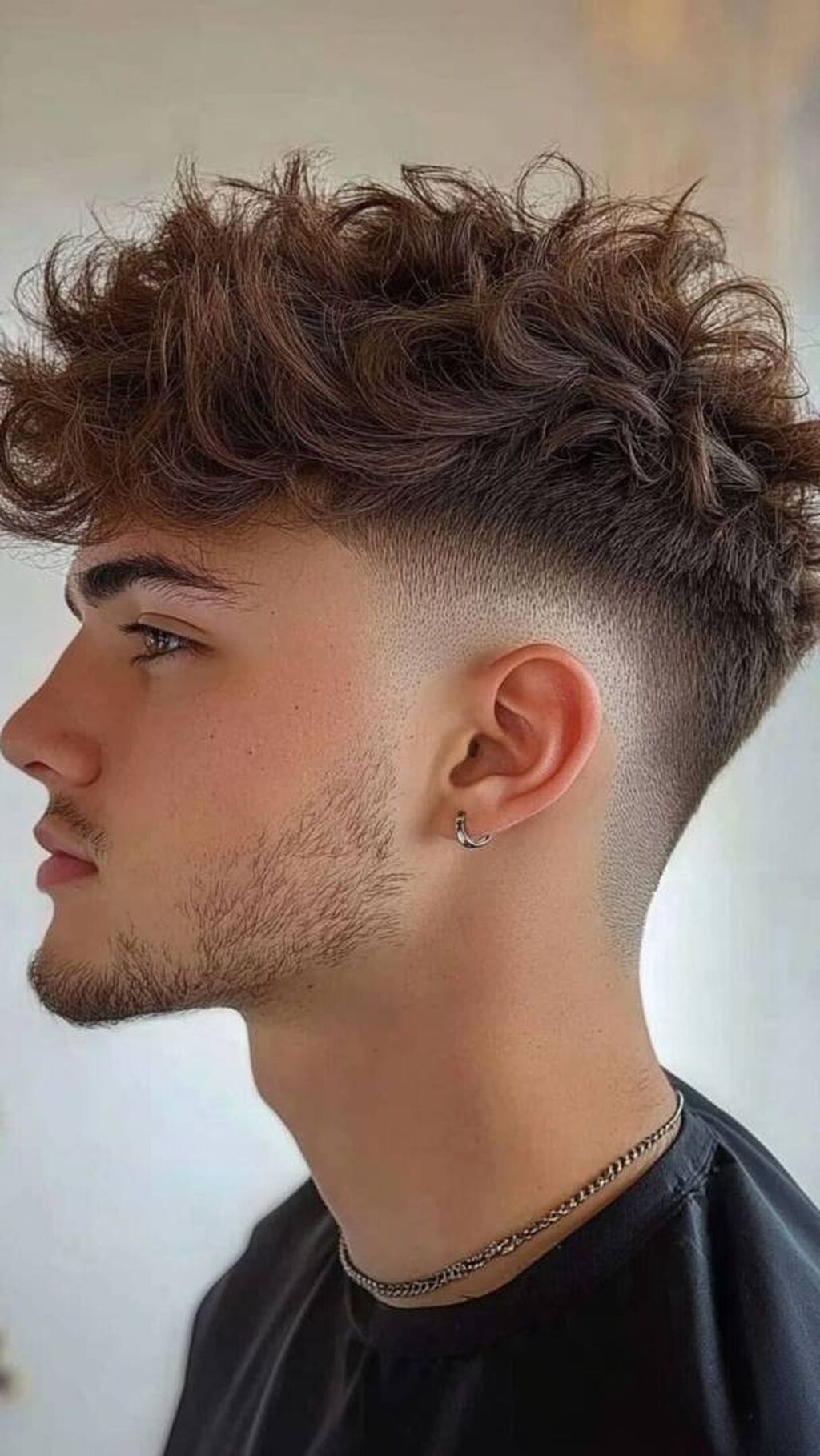 Moderna muška frizura – curly top s preciznim skin fade prelazom -