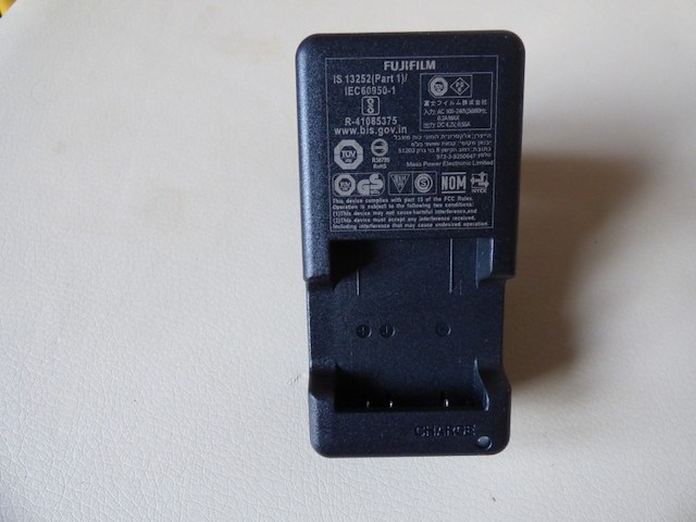 FujiFilm punjač za baterije NP-45