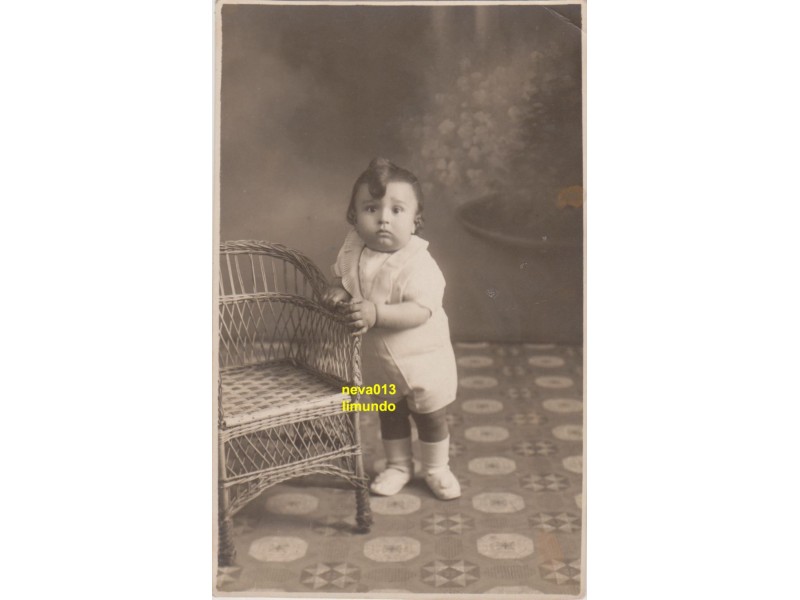 Stara FOTOGRAFIJA Beba pored stolice,fotograf Bitolj