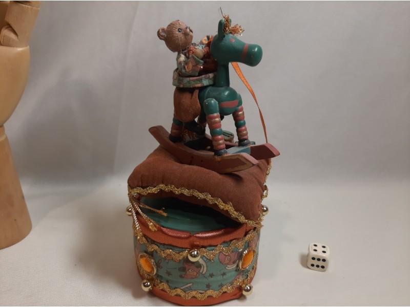 VTG STARA MUZIČKA CAROUSEL-VRTEŠKA TEDDY BEAR KUTIJA