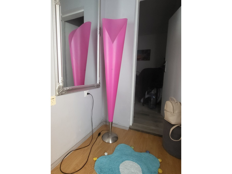 Moderna podna lampa