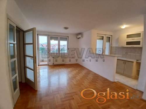 Izdaje se nenamešten dvoiposoban stan, 72m2, u Romanijskoj ulici