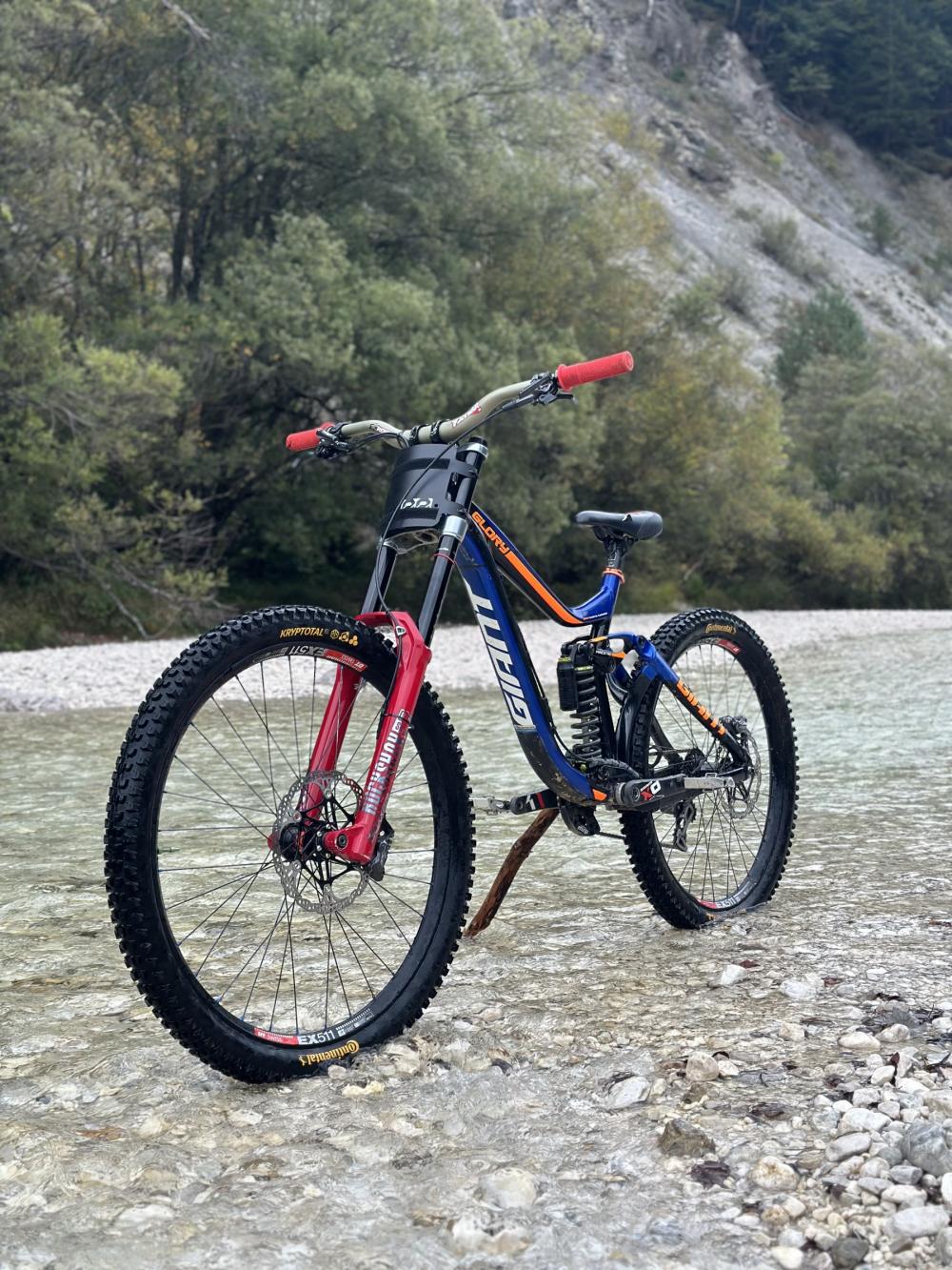 Giant Glory Downhill