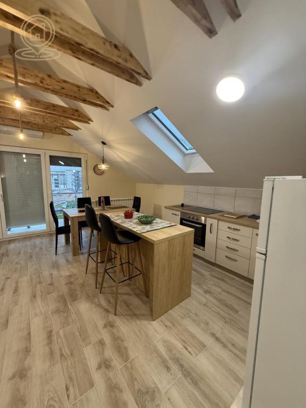 Trosoban stan za izdavanje, 90m2, 550€