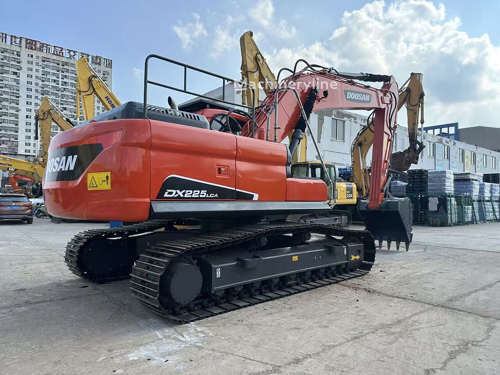 Doosan DX225 bager guseničar
