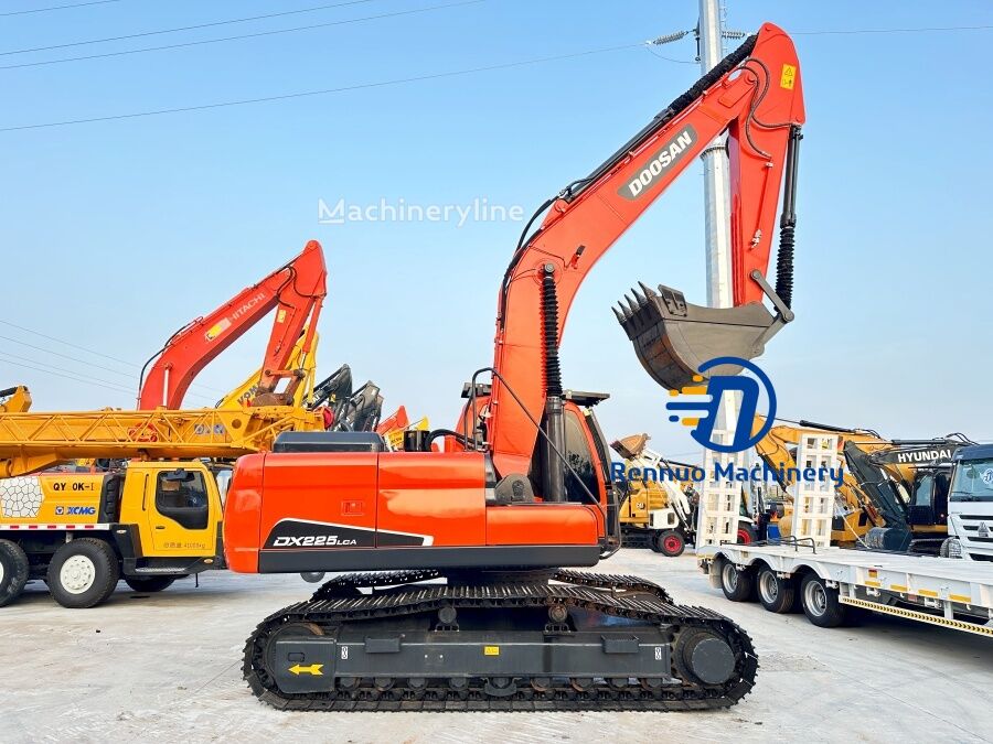 Doosan DX225 bager guseničar
