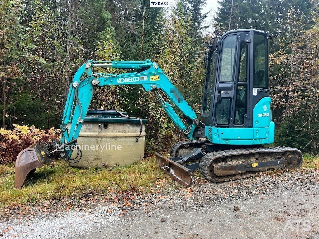 Kobelco Sk25SR-6E Gravemaskin m/ pusseskuffe,graveskuffe og tilt mini bager