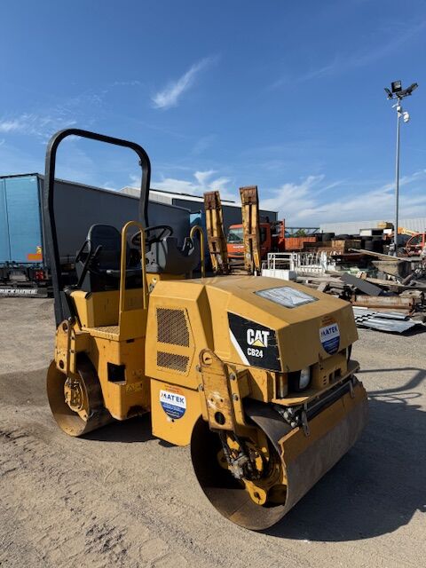 Caterpillar cb24 kompaktor s jednim valjkom