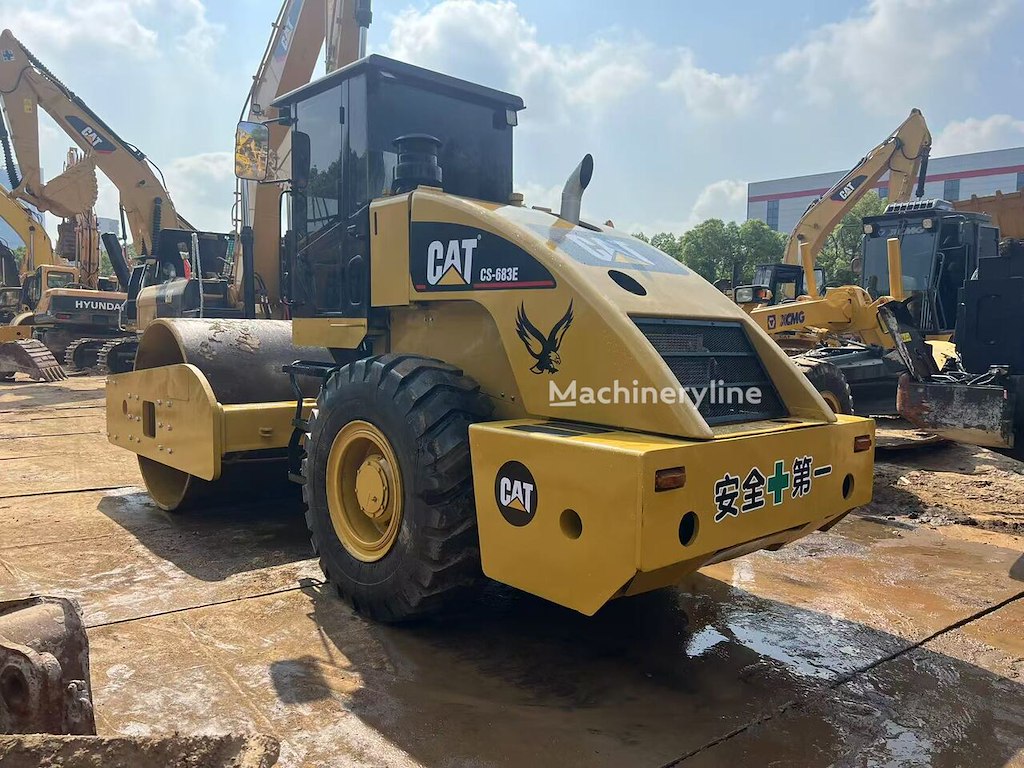 Caterpillar CS683E kompaktor s jednim valjkom