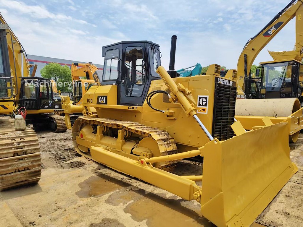 Caterpillar D7 buldožer