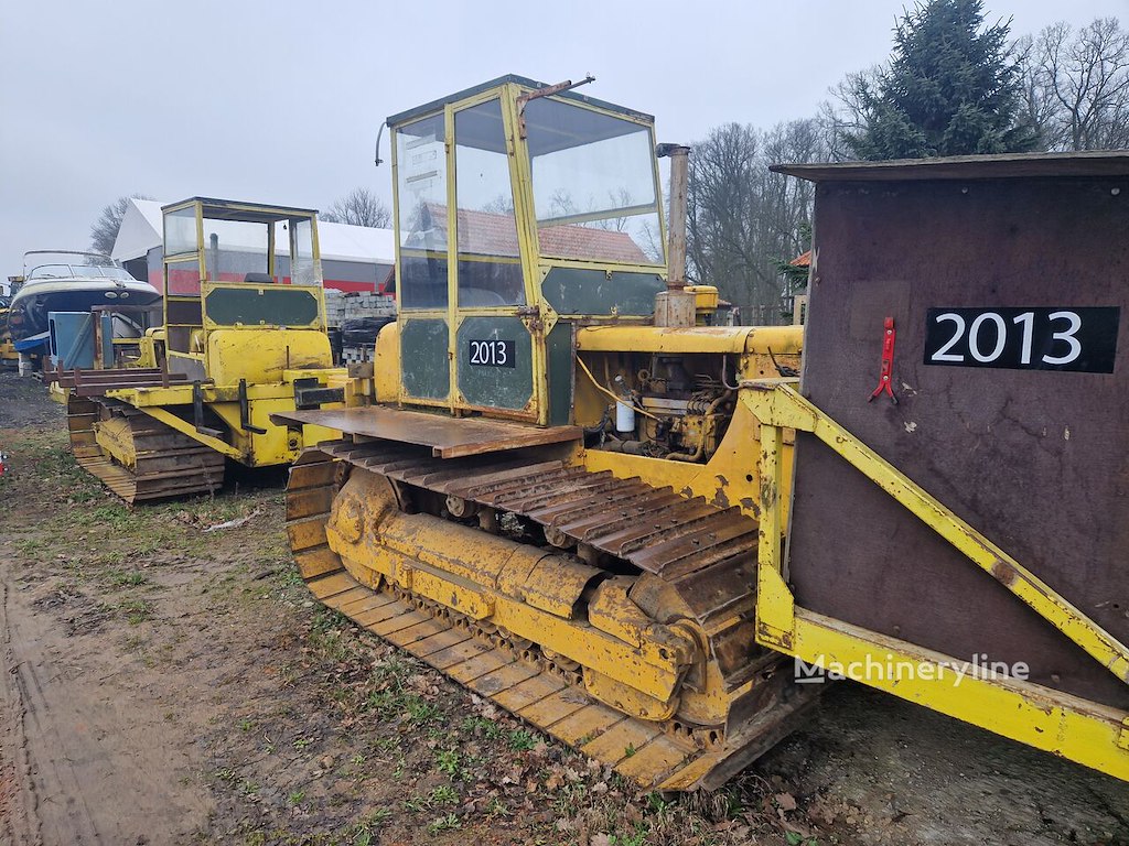 Caterpillar D4 buldožer