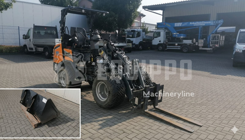 Giant G2700 X-tra HD with loader bucket and palletfork multifunkcionalni utovarivač