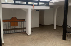 Izdavanje poslovnog prostora Stari grad Venizelosova – renoviran lokal 200 m² na dva nivoa, odlična lokacija kod Bajloni pijace