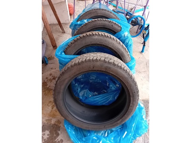 Zimske gume 4 kom. Wintera 225/45 R17 94V