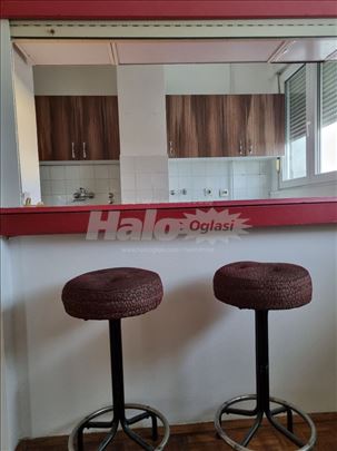 Izdajem prazan trosoban stan na Banjici