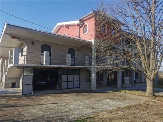 2- etazna kuća ( zgrada) na prodaju