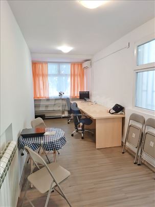 Izuzetna lokacija, višenamenski lokal 18m2+terasa