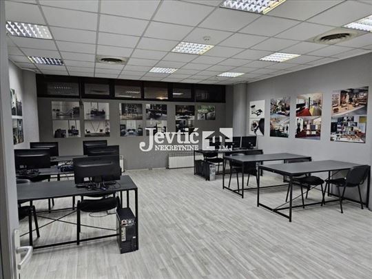 Poslovni prostor u centru grada sa 2 parking mesta