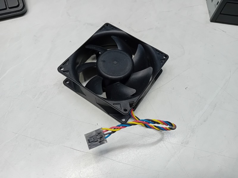 ventilator 9cm od dell pin 5 ispravan 3cm debljina su