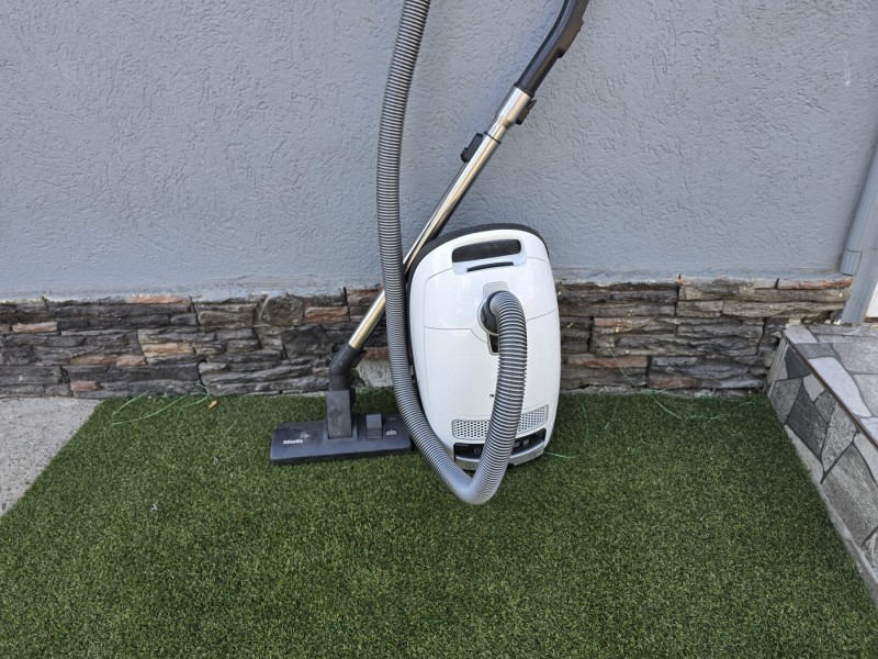 Miele S8340 PowerLine usisivač Azdaja