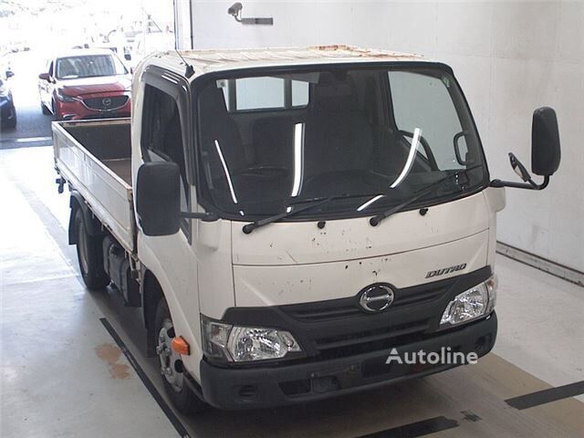 Hino DUTRO kamion s ravnom platformom