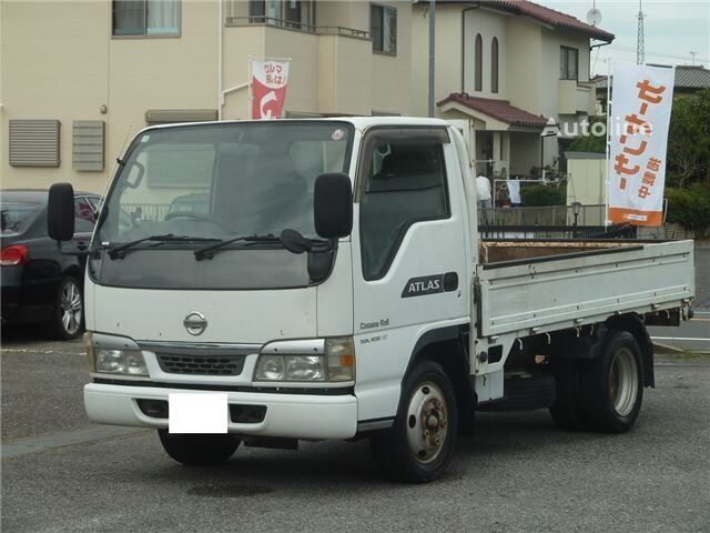 Nissan ATLAS kamion s ravnom platformom