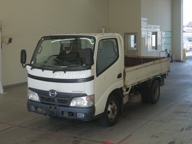 Hino DUTRO kamion s ravnom platformom