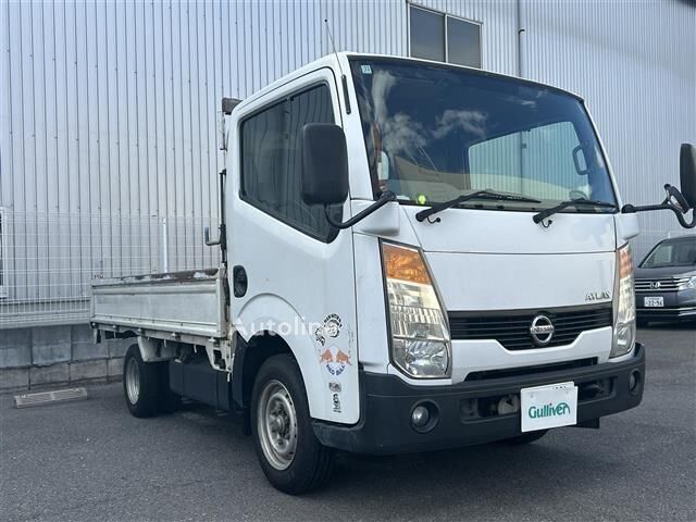 Nissan ATLAS kamion s ravnom platformom