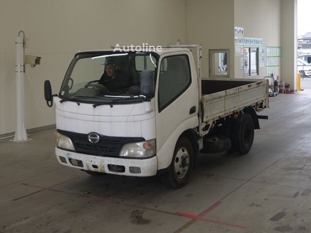 Hino DUTRO kamion s ravnom platformom