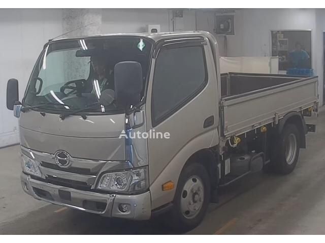 Hino DUTRO kamion s ravnom platformom