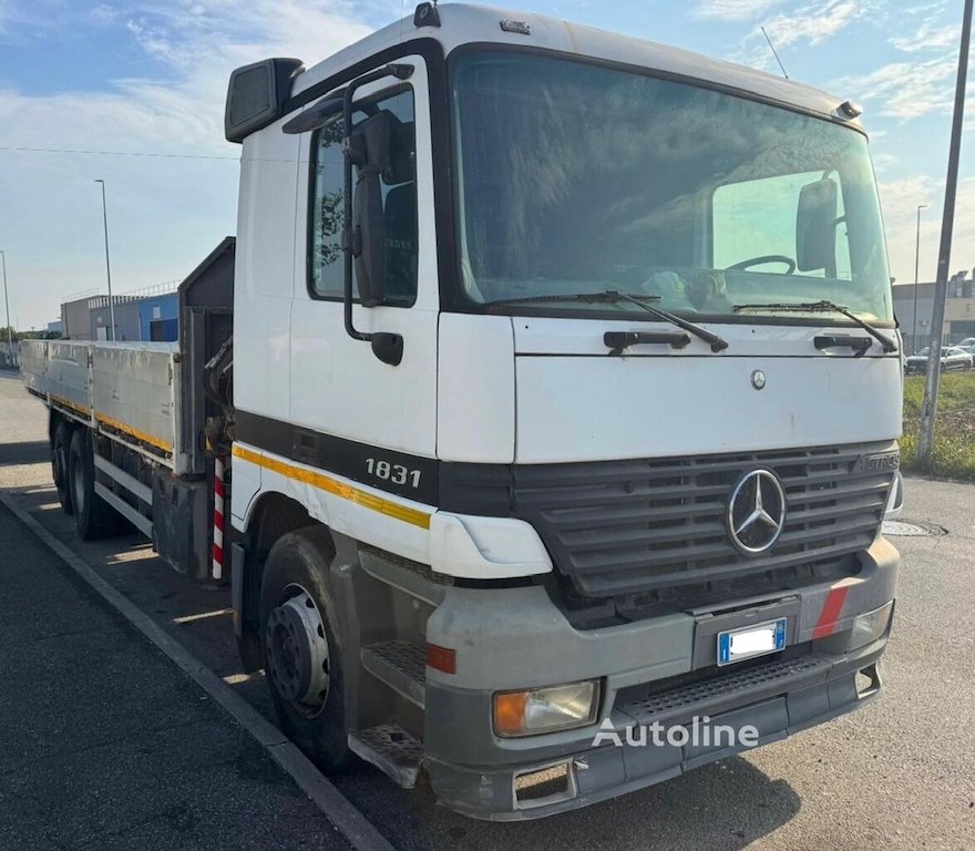 Mercedes-Benz Actros 1831 + GRU HIAB kamion s ravnom platformom