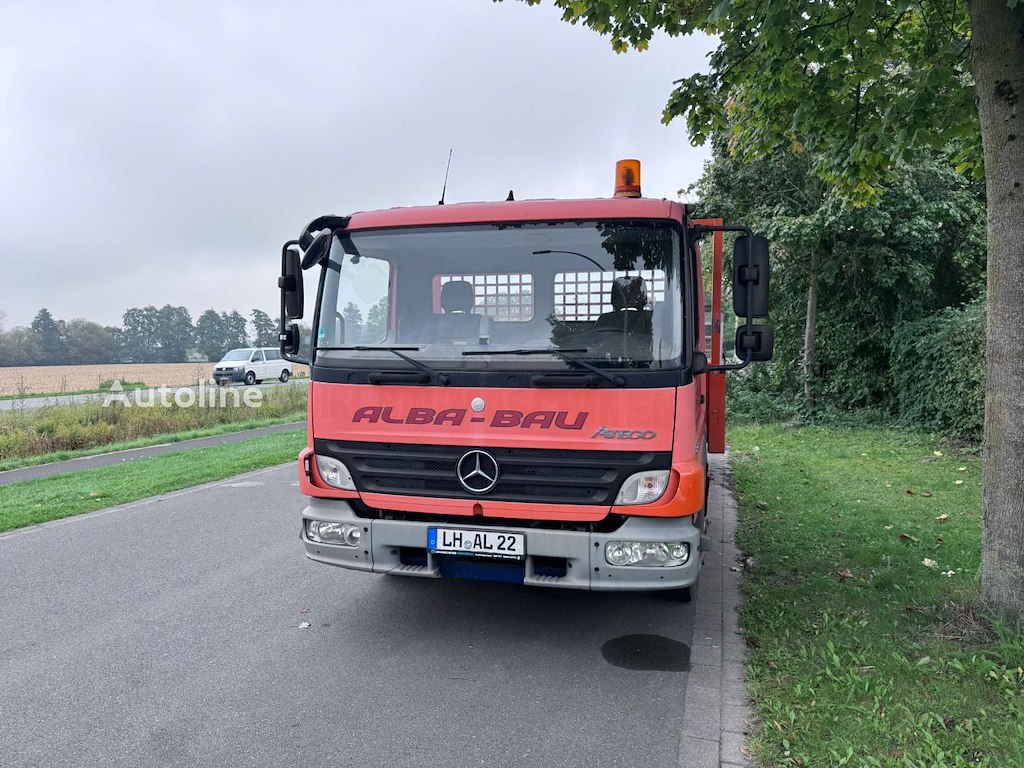 Prodaje se Mercedes-Benz Atego 818 L kamion s ravnom platformom na aukciji