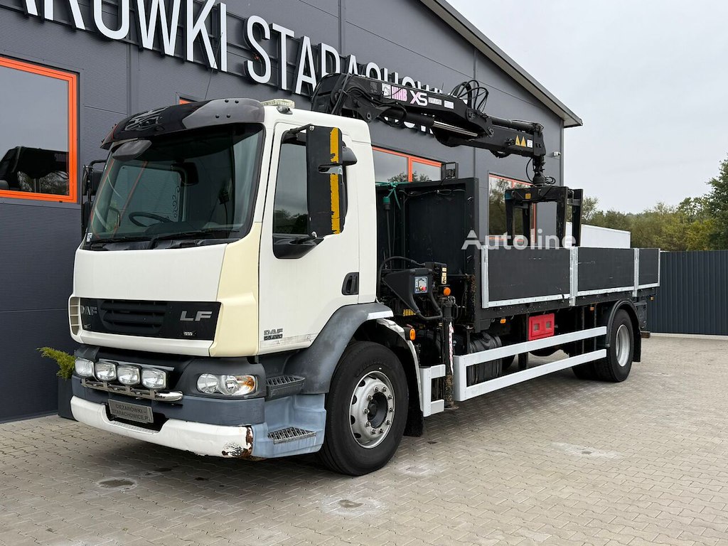 DAF LF 55.220 // ANGLIK // skrzynia z żurawiem HIAB 111 B-2 DUO kamion s ravnom platformom
