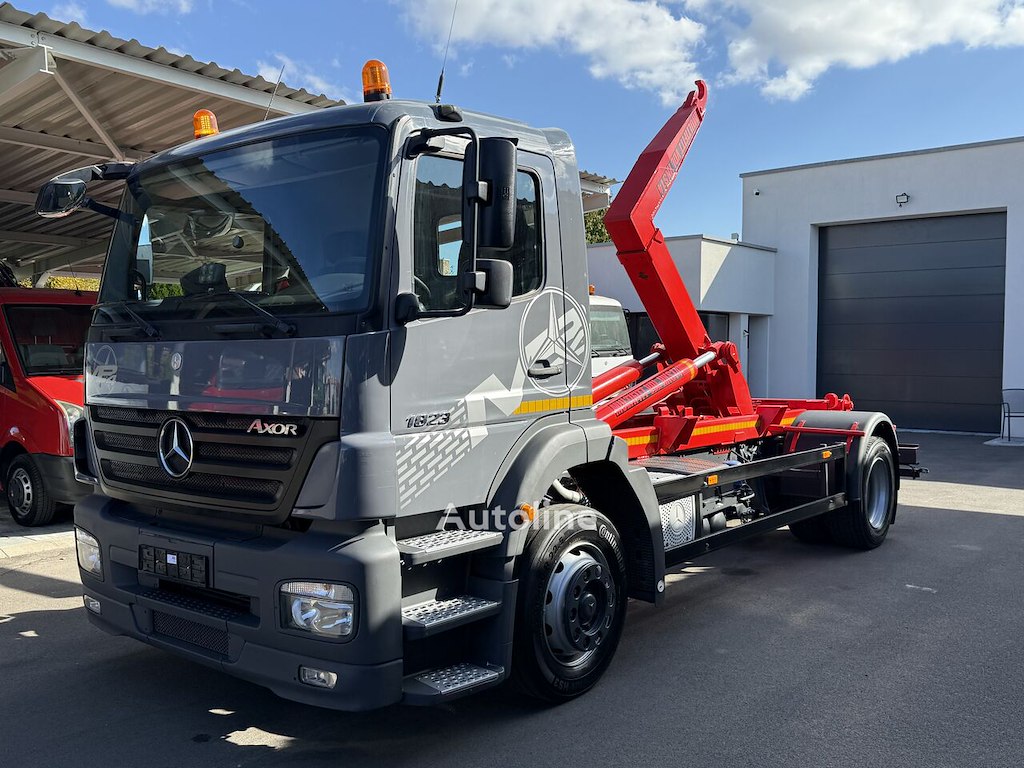 Mercedes-Benz AXOR 1823 HÁKOVÝ NOSIČ KONTAJNEROV CONTAINER HOOKLIFT kamion rol kiper