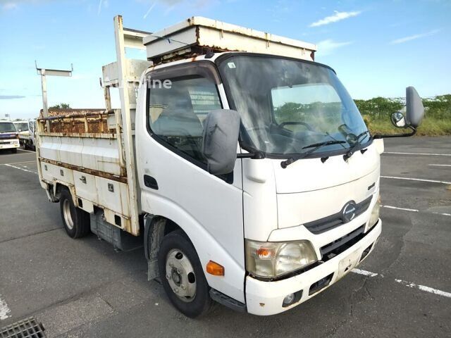 Hino DUTRO kamion s ravnom platformom < 3.5t