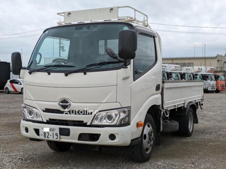 Hino DUTRO kamion s ravnom platformom < 3.5t