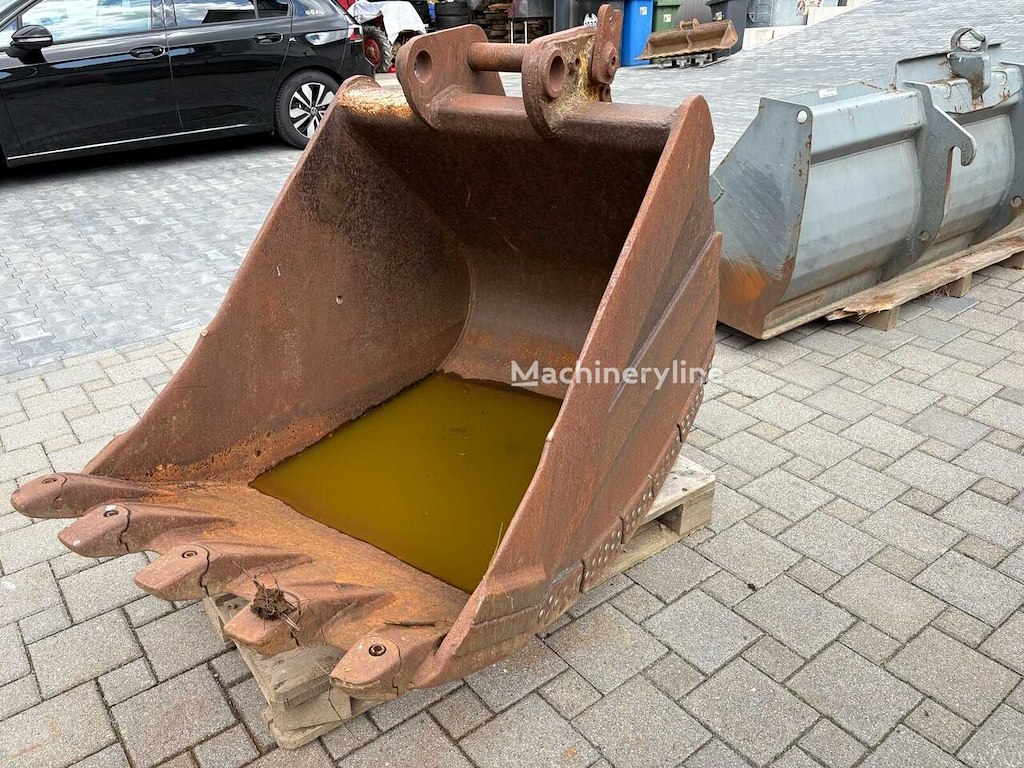 Prodaje se kašiku za bager na aukciji