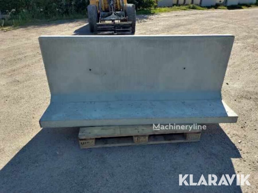 Prodaje se L-stöd 800x2000mm Fabriksnya 16 st hidraulični čekić na aukciji