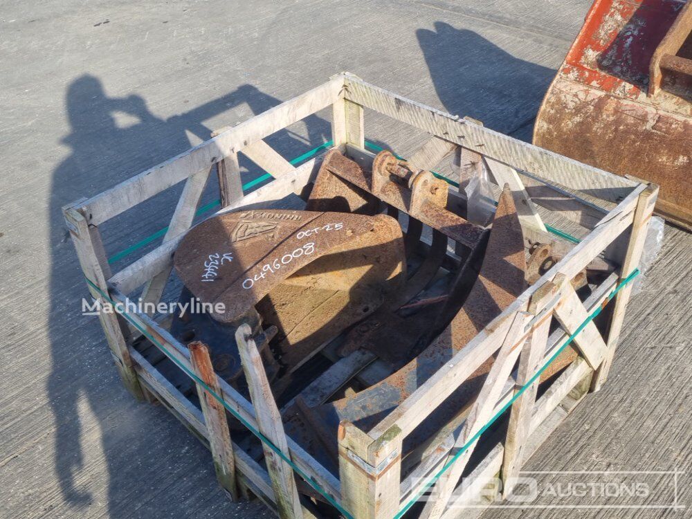 Prodaje se 24", 12", 8", Digging, 4" Pipe Digging Bucket 25-30mm Pin to sui kašiku za bager na aukciji